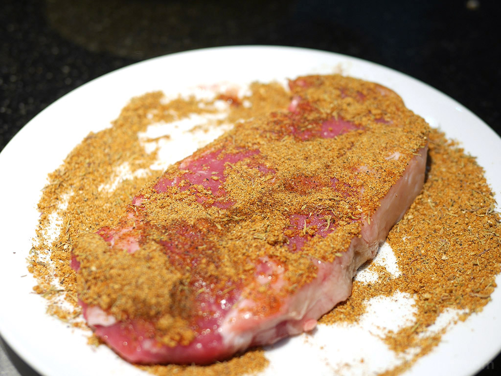 Thyme-Rubbed Steaks with Sauteed Mushrooms สเต็กเนื้อใบไทม์เสิร์ฟพร้อมเห็ด sauté – teerapat.com