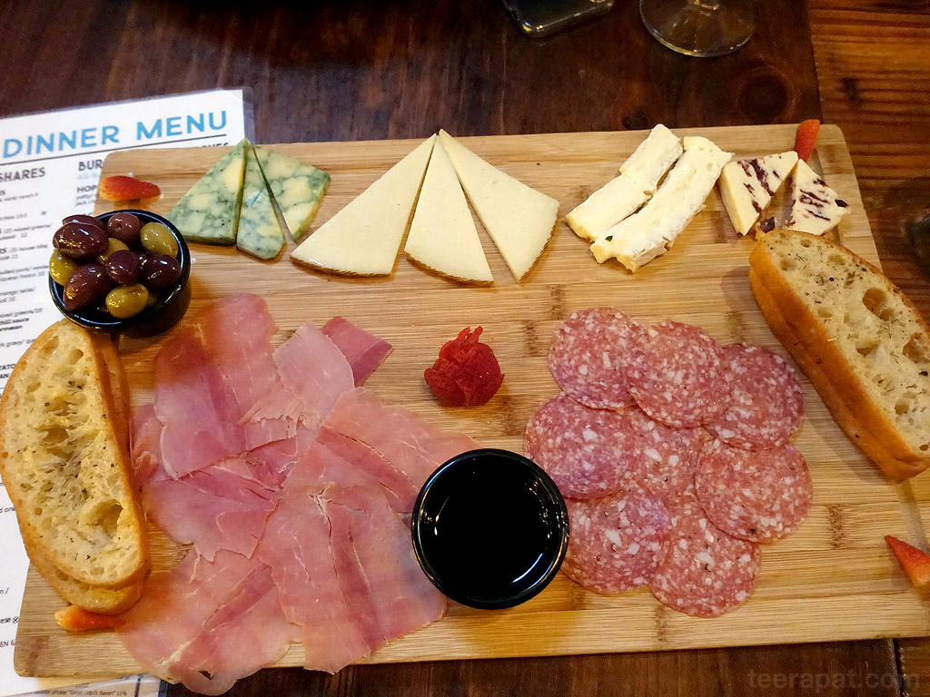 The Hopping Pig คราฟท์เบียร์บาร์ 32 แทปใจกลางเมือง San Diego – teerapat.com