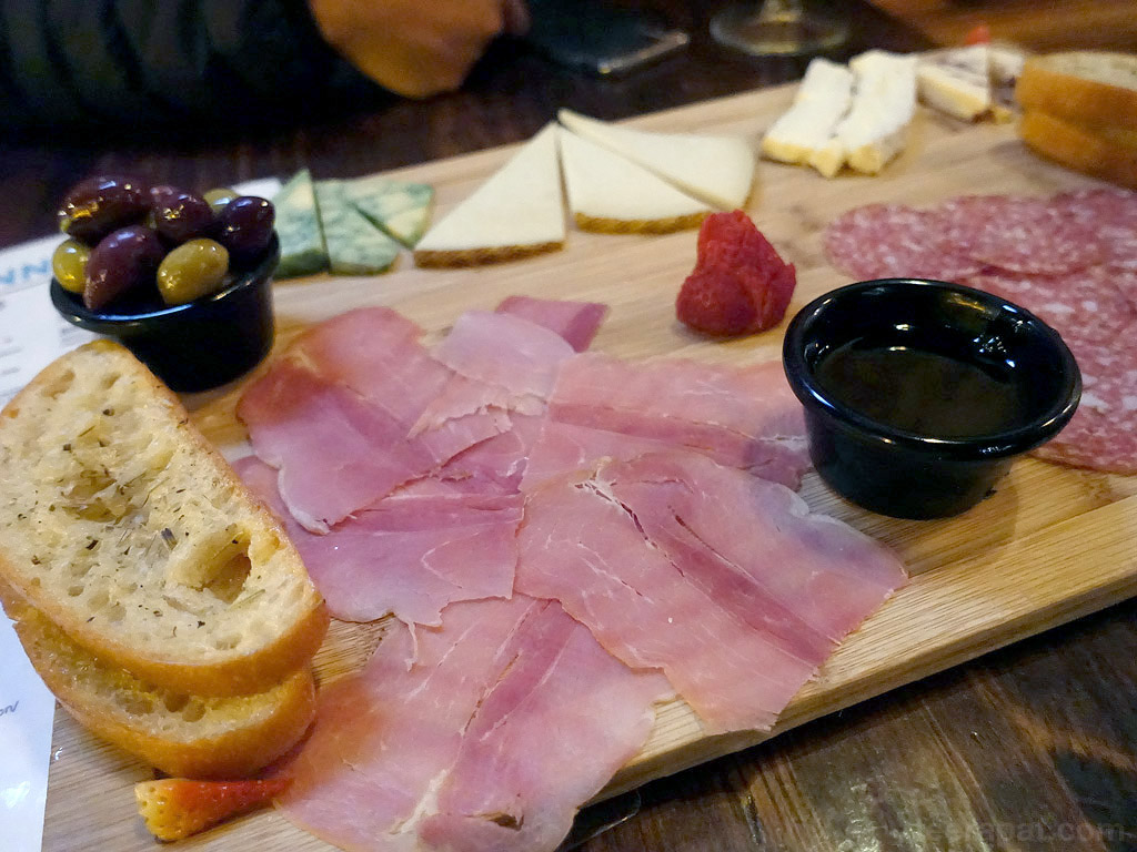 The Hopping Pig คราฟท์เบียร์บาร์ 32 แทปใจกลางเมือง San Diego – teerapat.com