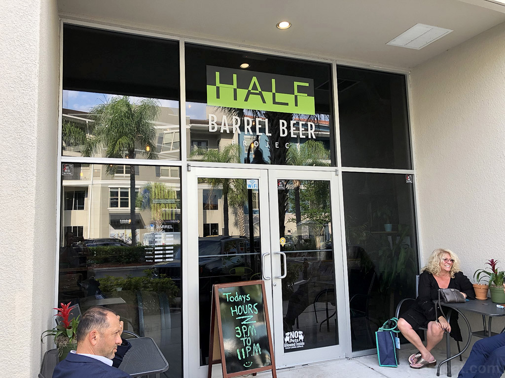 Half Barrel Beer Project ร้านคราฟท์เบียร์ใน Brew Pub ไซส์จิ๋ว Orlando ...